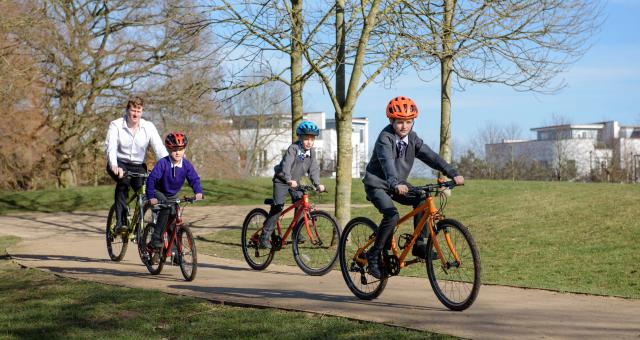 How to cycle on the road with children | Cycling UK