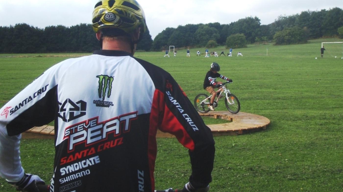 Downhill legend Steve Peat thrills local children in Sheffield | Cycling UK