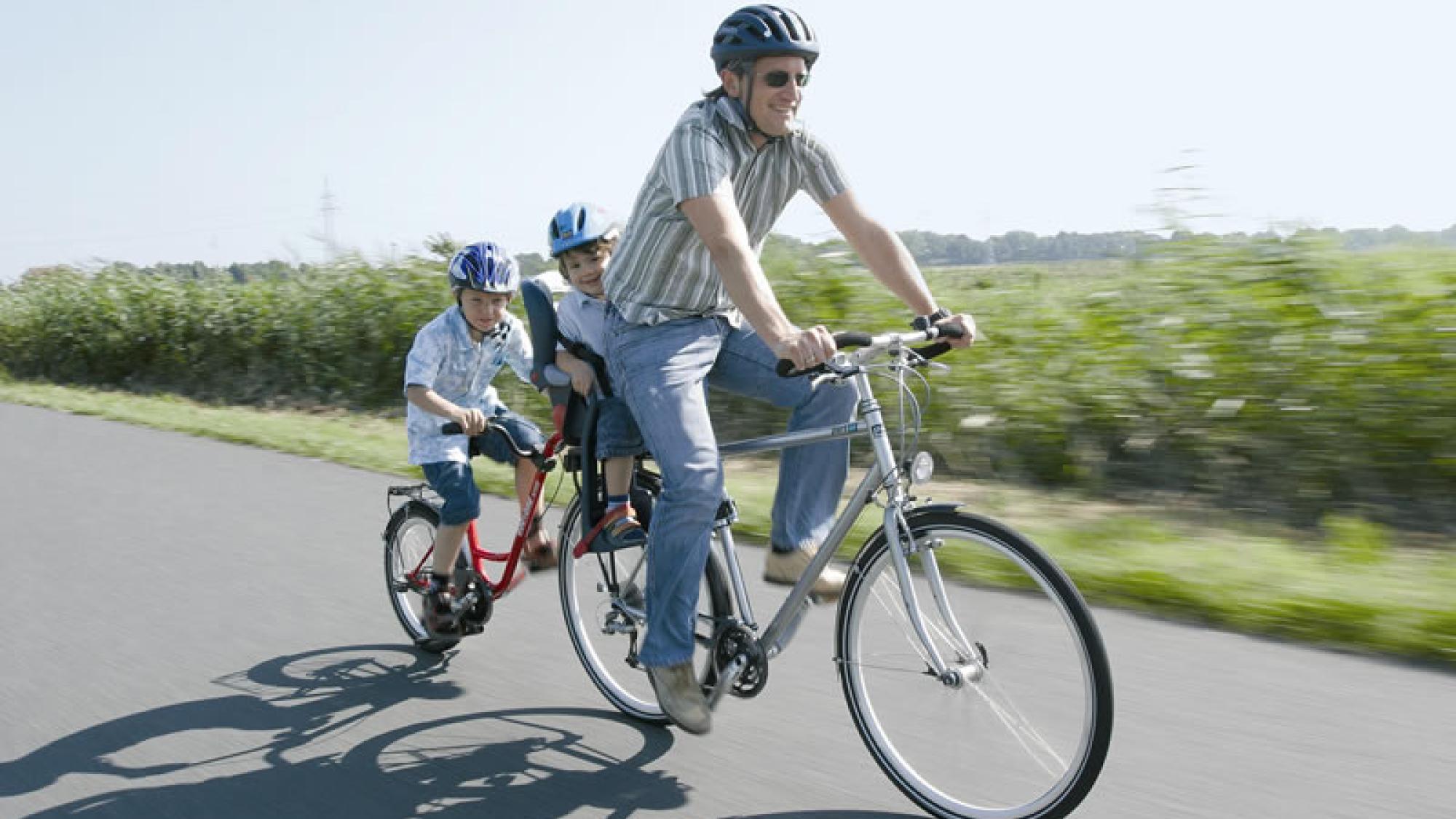 Guide to tag-a-longs | Cycling UK