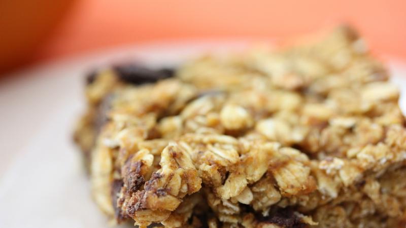 Cycling snacks: Granola bar recipe | Cycling UK