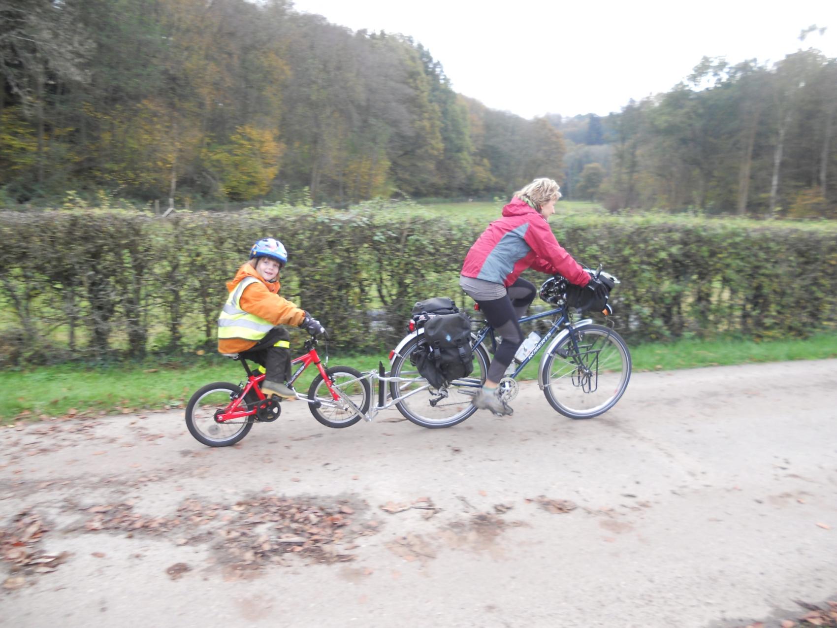 Guide to tag-a-longs | Cycling UK